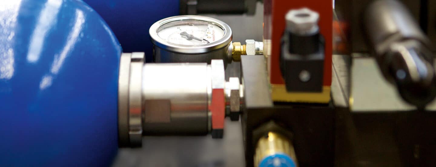 Pressure accumulators and associated systems – Su socio de sistemas ...